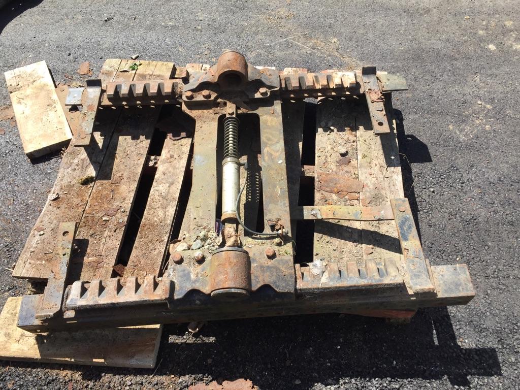 Freightliner Fifth Wheel | Payless Truck Parts