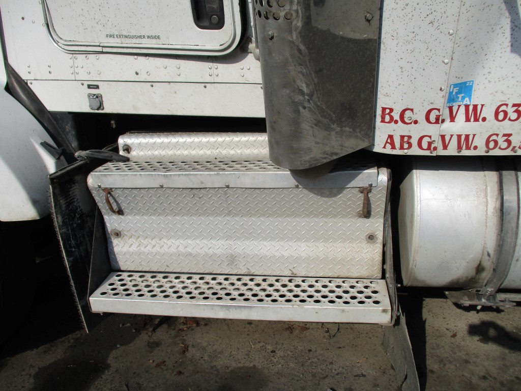 K236 - 2011 Kenworth T800 | Payless Truck Parts