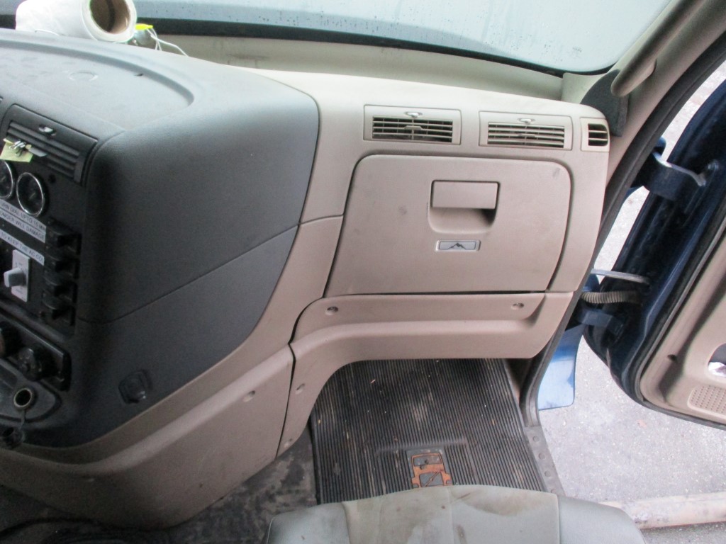 F352 - 2008 Freightliner Cascadia | Payless Truck Parts