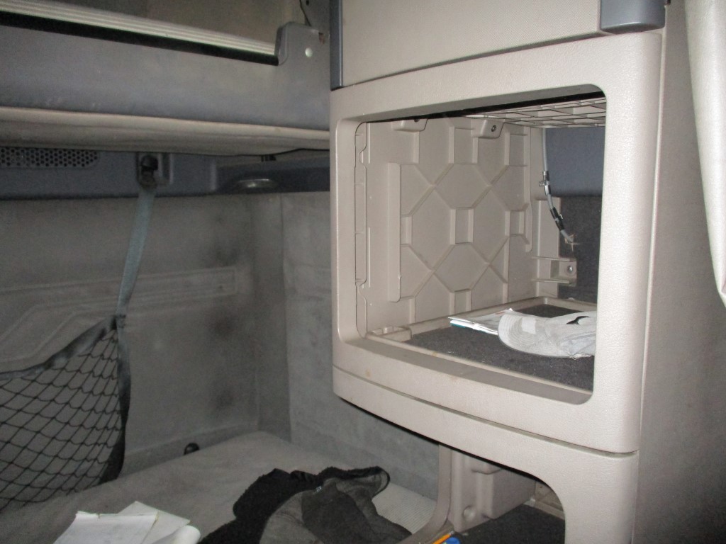 F352 - 2008 Freightliner Cascadia | Payless Truck Parts