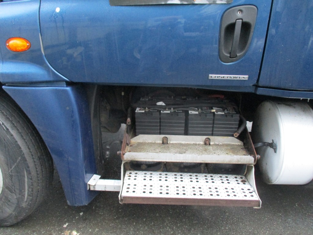 F352 - 2008 Freightliner Cascadia | Payless Truck Parts